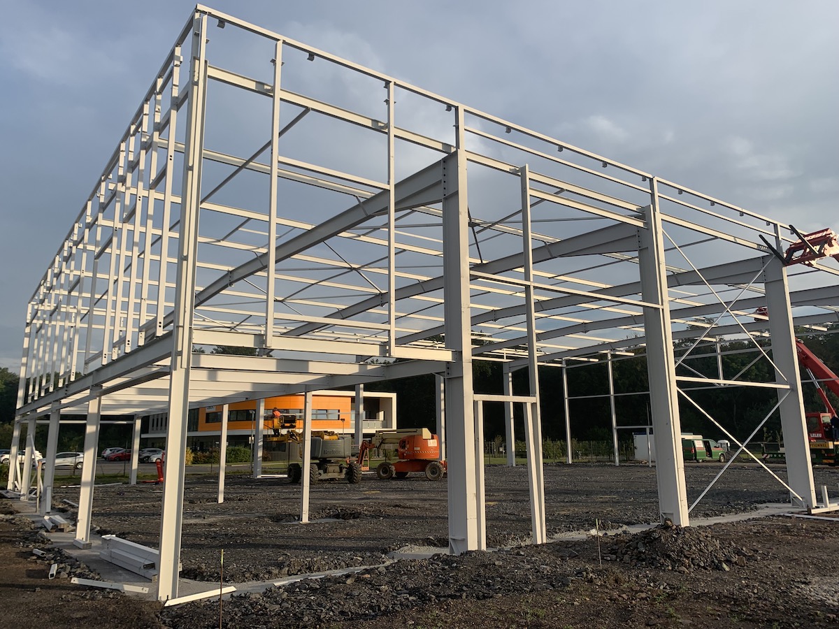Structure métallique pour la construction de locaux industriels et ...