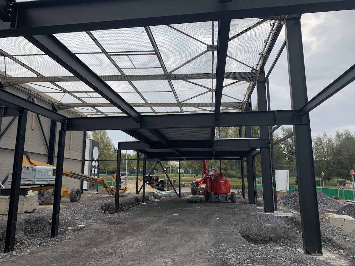 Ossature métallique pour construction à usage de commerces